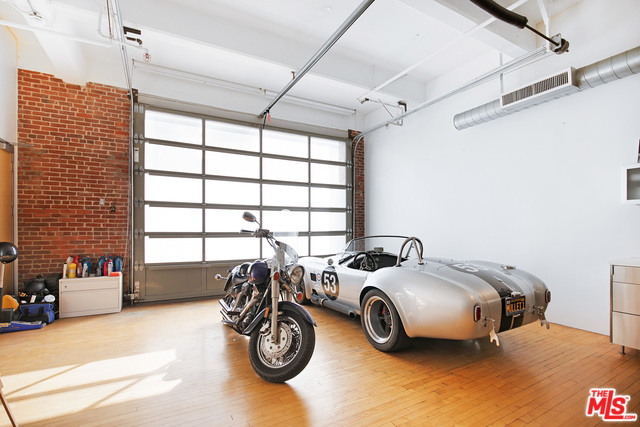 Drive-in Loft with Car Access Roll-up Warehouse Door in Arts District ...